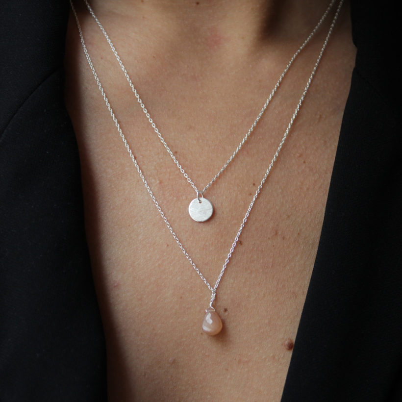 Collier double pendentifs médaille et pierre de couleur